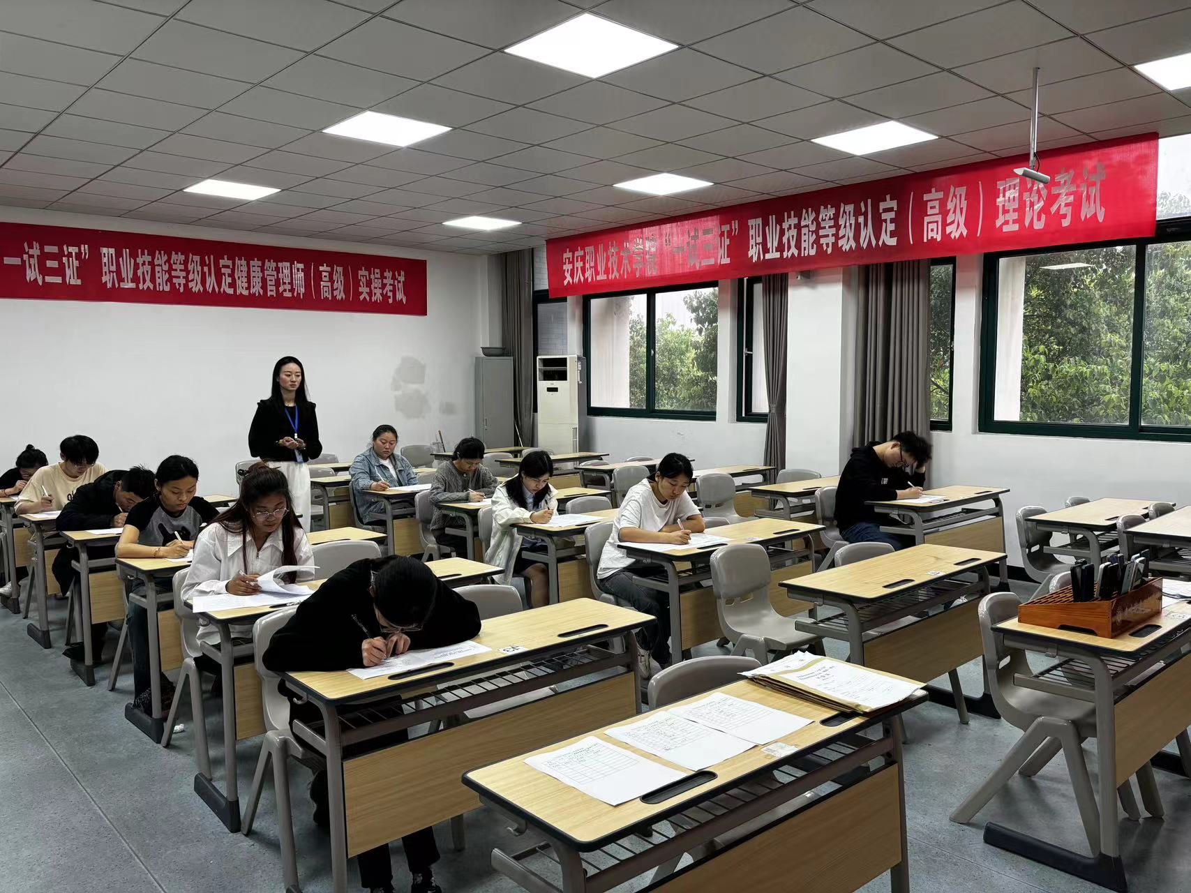 管理服务学院：开展“一试三证”高级工技能鉴定工作